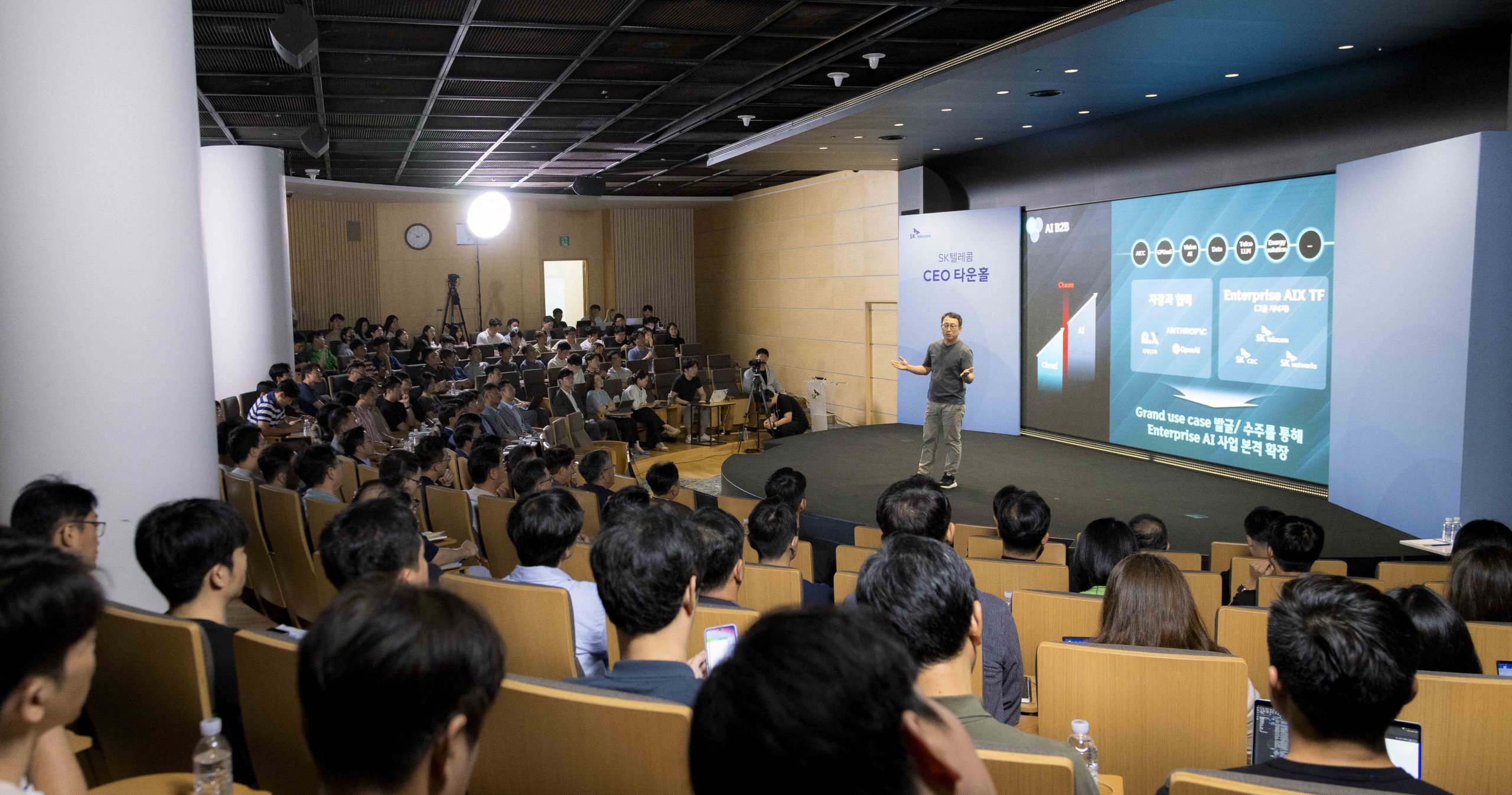 SKT 유영상 CEO, “AI & OI를 통해 글로벌 AI컴퍼니로 도약” – SK텔레콤 뉴스룸